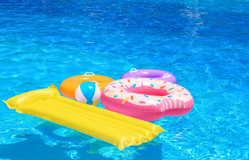 How To Use Pool Floats As Outdoor Decorations - HouseAffection